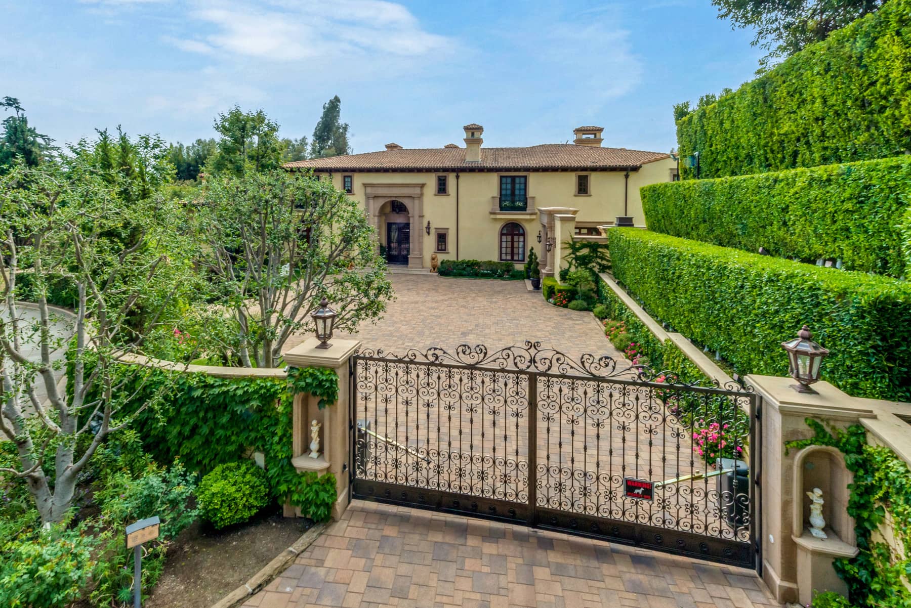 1141 Summit Dr, Beverly Hills, CA 90210