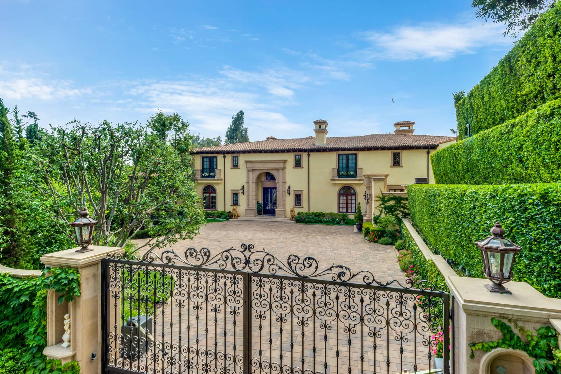 1141 Summit Dr, Beverly Hills, CA 90210