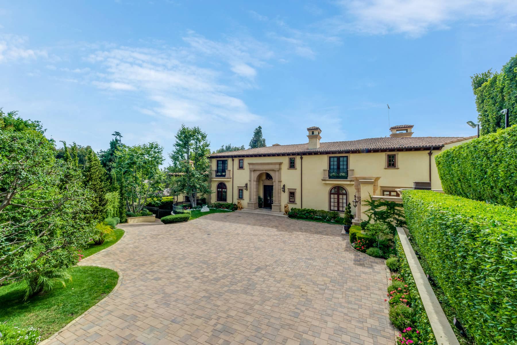 1141 Summit Dr, Beverly Hills, CA 90210