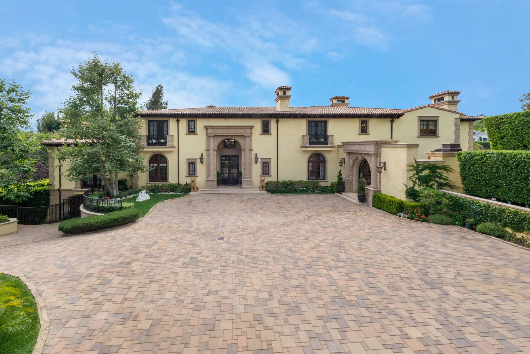 1141 Summit Dr, Beverly Hills, CA 90210