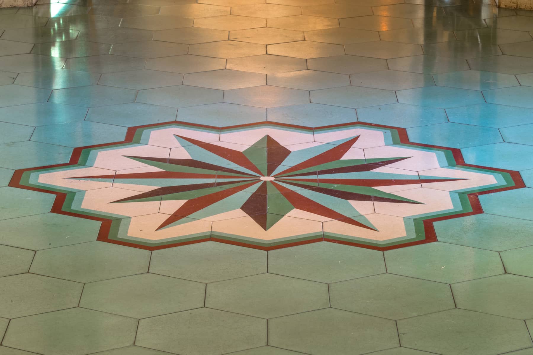 1661 Valley View Rd, Glendale, CA 91202