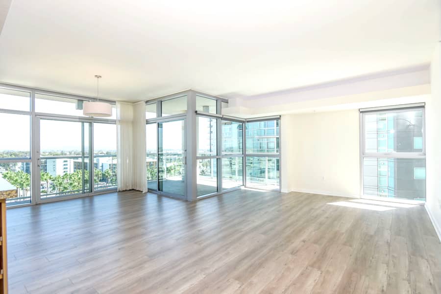 HIGH-RISE CONDO WITH FULL-SERVICE AMENITIES