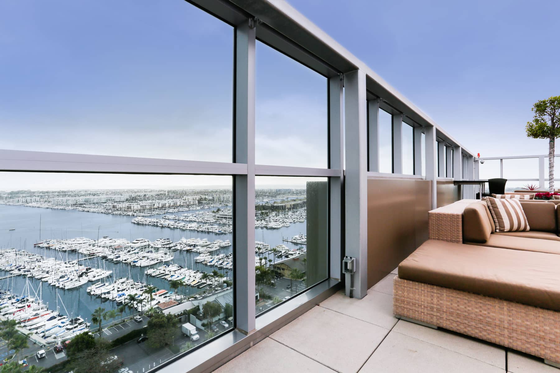 GREAT VIEW CONDO IN HIGH-RISE, FULL-SERVICE BUILDING