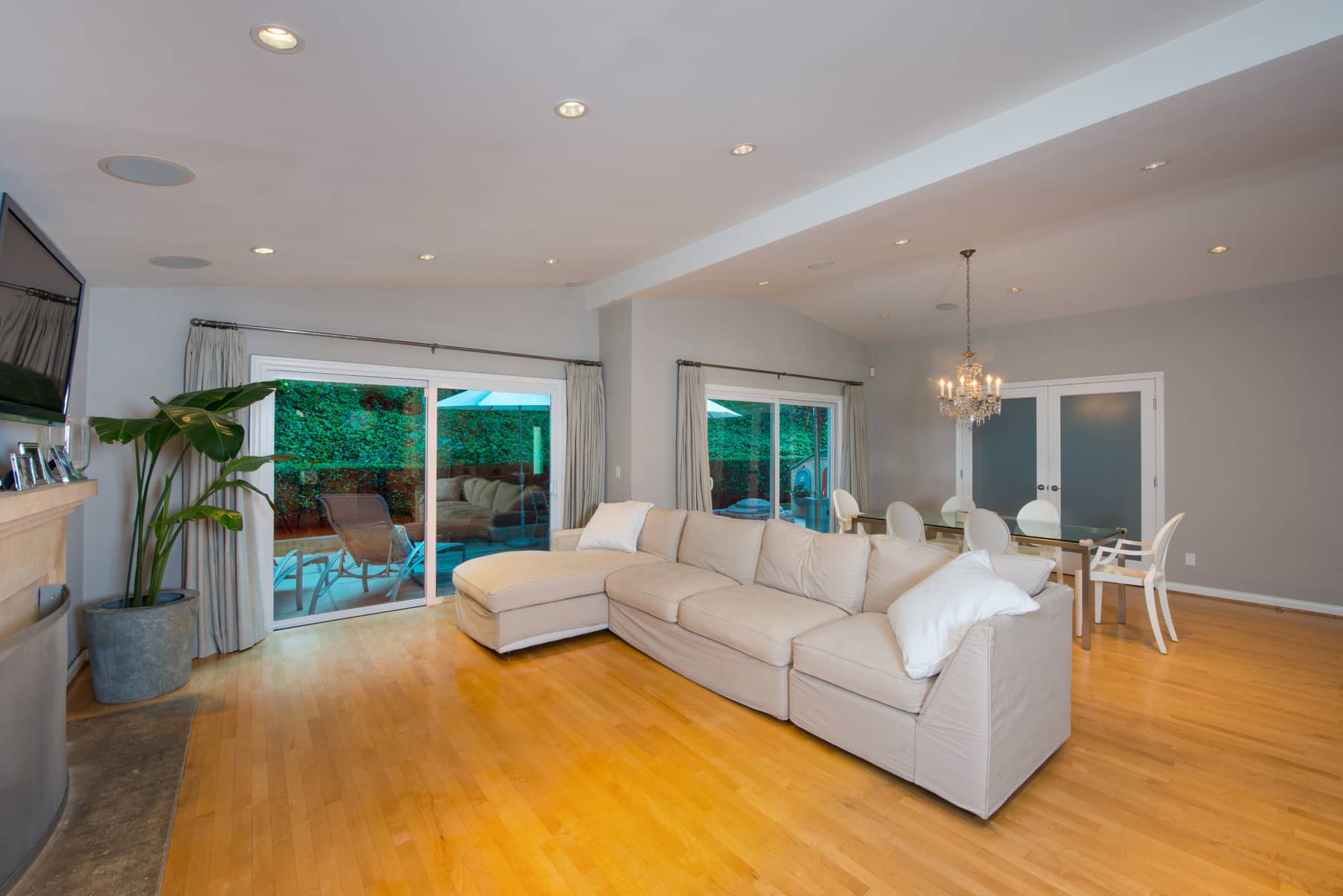 1585 Benedict Canyon Drive, Beverly Hills, CA 90210